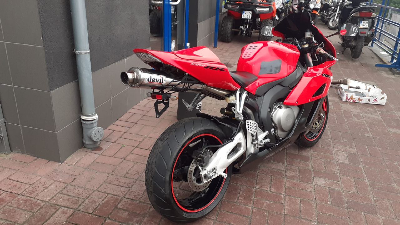 Honda CBR 1000RR SC57 - cena: 21900 zł